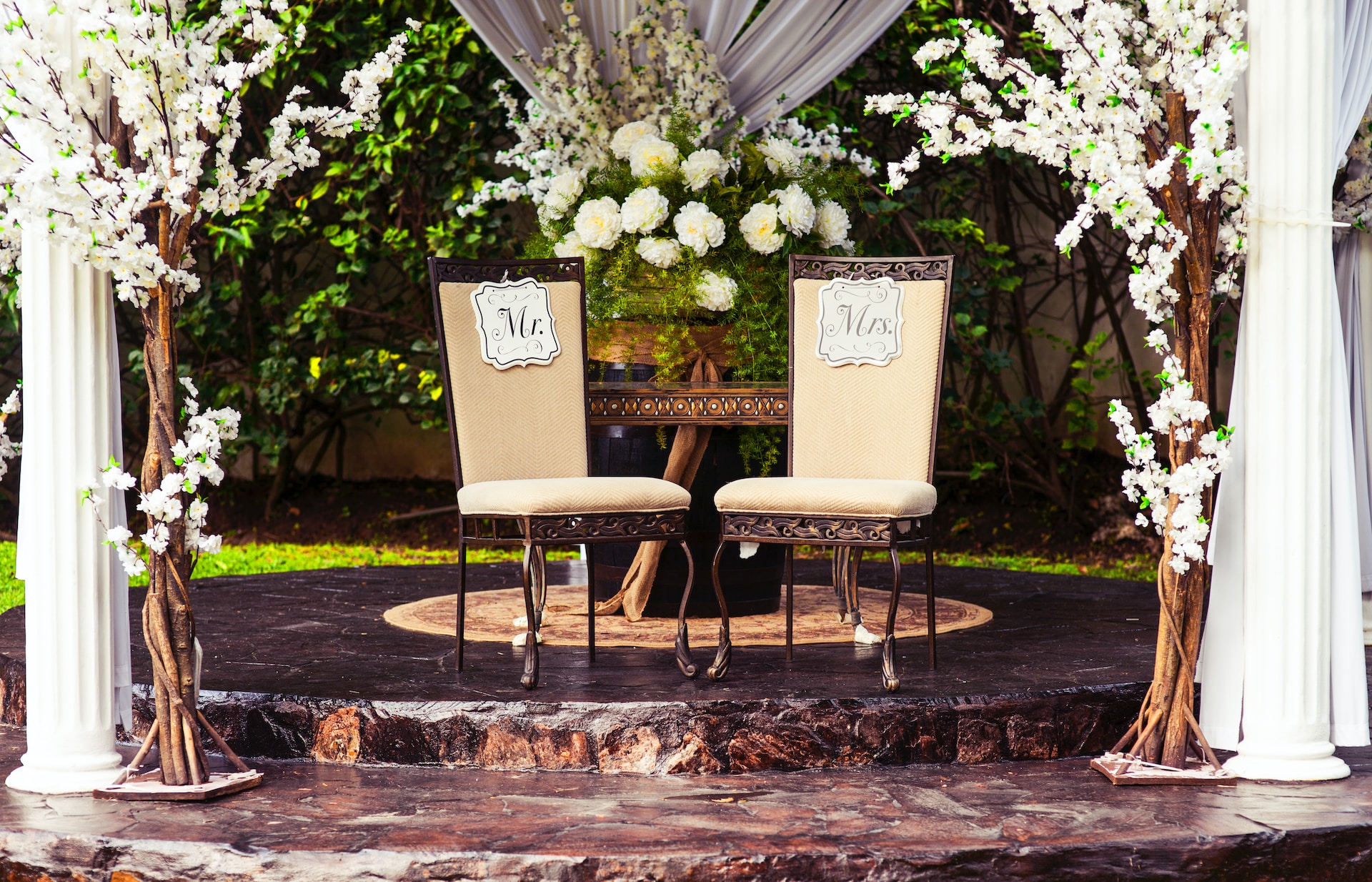 Outdoor Wedding Tips: Planning an Enchanting Garden Ceremony